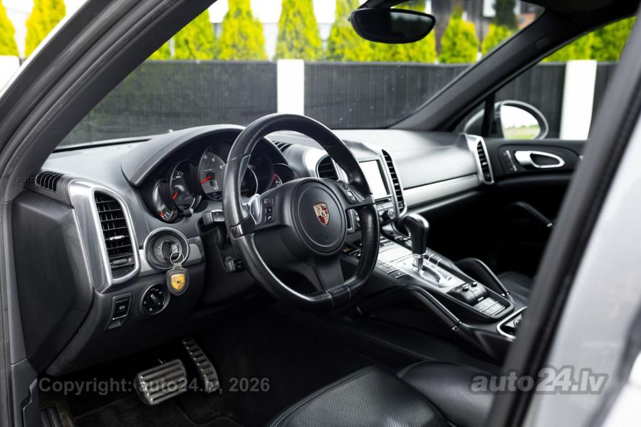 Grey Porsche Cayenne 2011 in Tallinn, with an engine capacity of 4.80 L and mileage of 297 thousand km for 11000 €, photo 11 on AUTOMOTO.COM.LV
