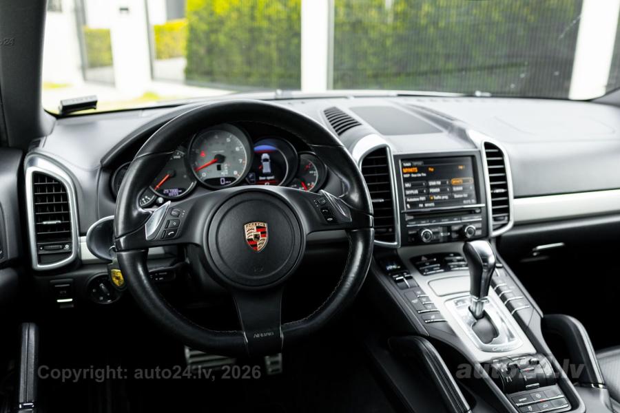 Grey Porsche Cayenne 2011 in Tallinn, with an engine capacity of 4.80 L and mileage of 297 thousand km for 11000 €, photo 12 on AUTOMOTO.COM.LV