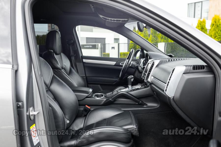 Grey Porsche Cayenne 2011 in Tallinn, with an engine capacity of 4.80 L and mileage of 297 thousand km for 11000 €, photo 20 on AUTOMOTO.COM.LV