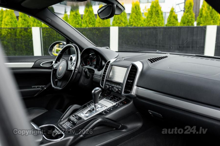 Grey Porsche Cayenne 2011 in Tallinn, with an engine capacity of 4.80 L and mileage of 297 thousand km for 11000 €, photo 21 on AUTOMOTO.COM.LV
