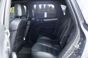 Grey Porsche Cayenne 2011 in Tallinn, with an engine capacity of 4.80 L and mileage of 297 thousand km for 11000 €, photo 22 on AUTOMOTO.COM.LV