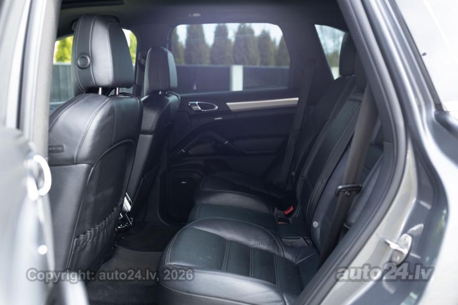 Grey Porsche Cayenne 2011 in Tallinn, with an engine capacity of 4.80 L and mileage of 297 thousand km for 11000 €, photo 22 on AUTOMOTO.COM.LV
