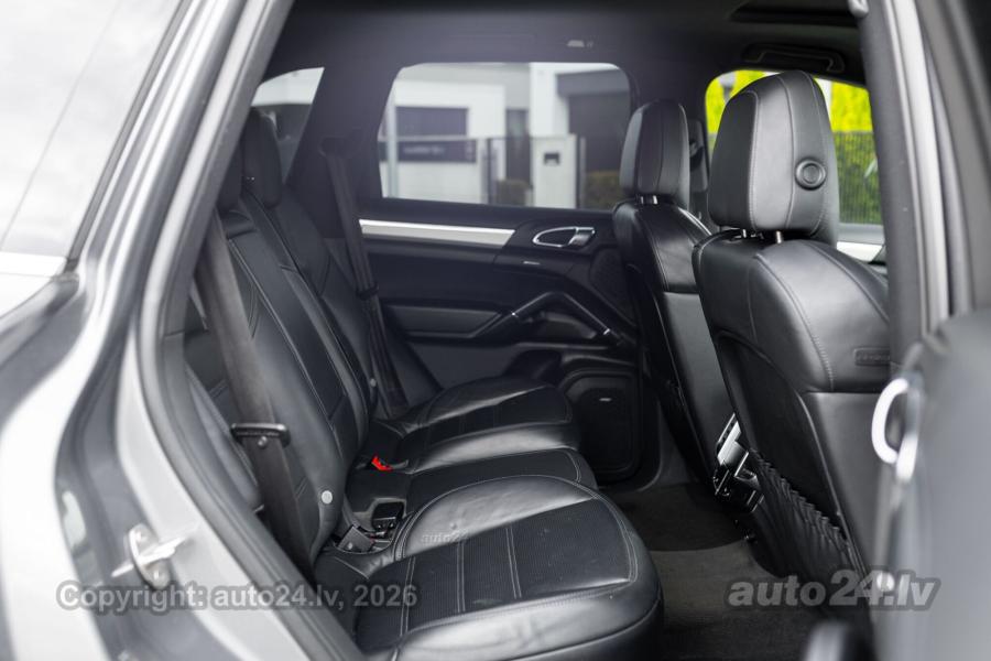 Grey Porsche Cayenne 2011 in Tallinn, with an engine capacity of 4.80 L and mileage of 297 thousand km for 11000 €, photo 23 on AUTOMOTO.COM.LV