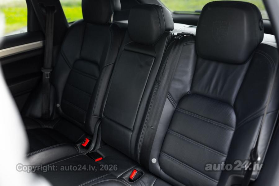 Grey Porsche Cayenne 2011 in Tallinn, with an engine capacity of 4.80 L and mileage of 297 thousand km for 11000 €, photo 24 on AUTOMOTO.COM.LV