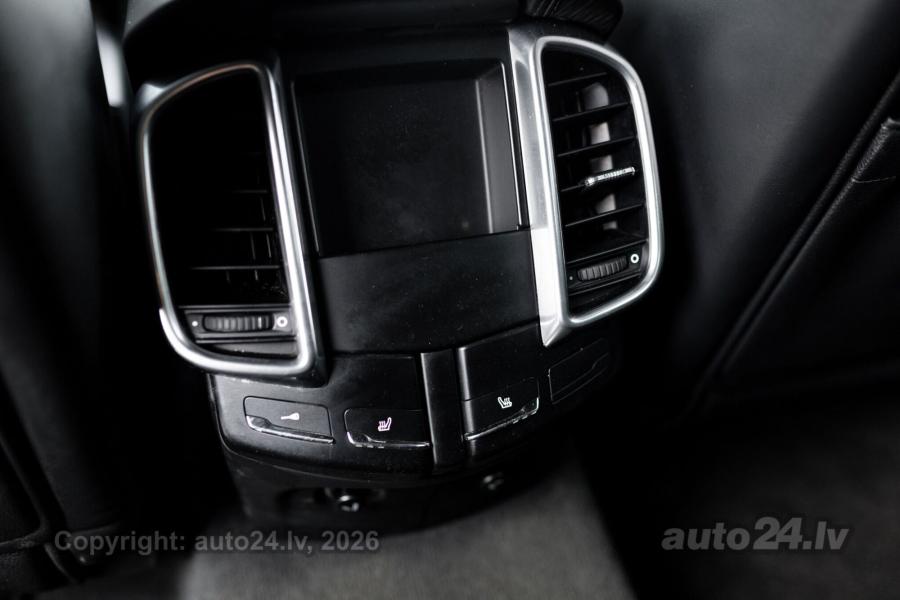 Grey Porsche Cayenne 2011 in Tallinn, with an engine capacity of 4.80 L and mileage of 297 thousand km for 11000 €, photo 25 on AUTOMOTO.COM.LV