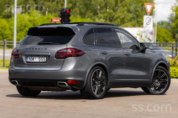 Grey Porsche Cayenne 2011 in Jelgava, with an engine capacity of 3.00 L and mileage of 293 thousand km for 16200 €, photo 6 on AUTOMOTO.COM.LV