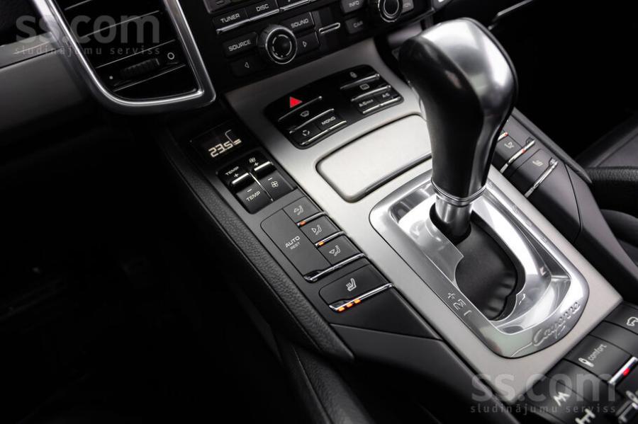 Pelēks Porsche Cayenne 2011 Jelgava, ar dzinēja tilpumu 3.00 L un nobraukumu 293 tūkst. km par 16200 €, foto 17 vietnē AUTOMOTO.COM.LV