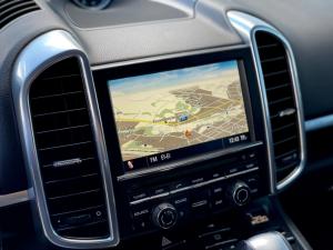 Grey Porsche Cayenne 2011 in Riga, with an engine capacity of 3.00 L and mileage of 253 thousand km for 16990 €, photo 6 on AUTOMOTO.COM.LV