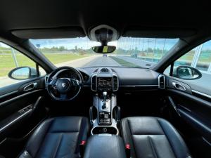 Grey Porsche Cayenne 2011 in Riga, with an engine capacity of 3.00 L and mileage of 253 thousand km for 16990 €, photo 7 on AUTOMOTO.COM.LV