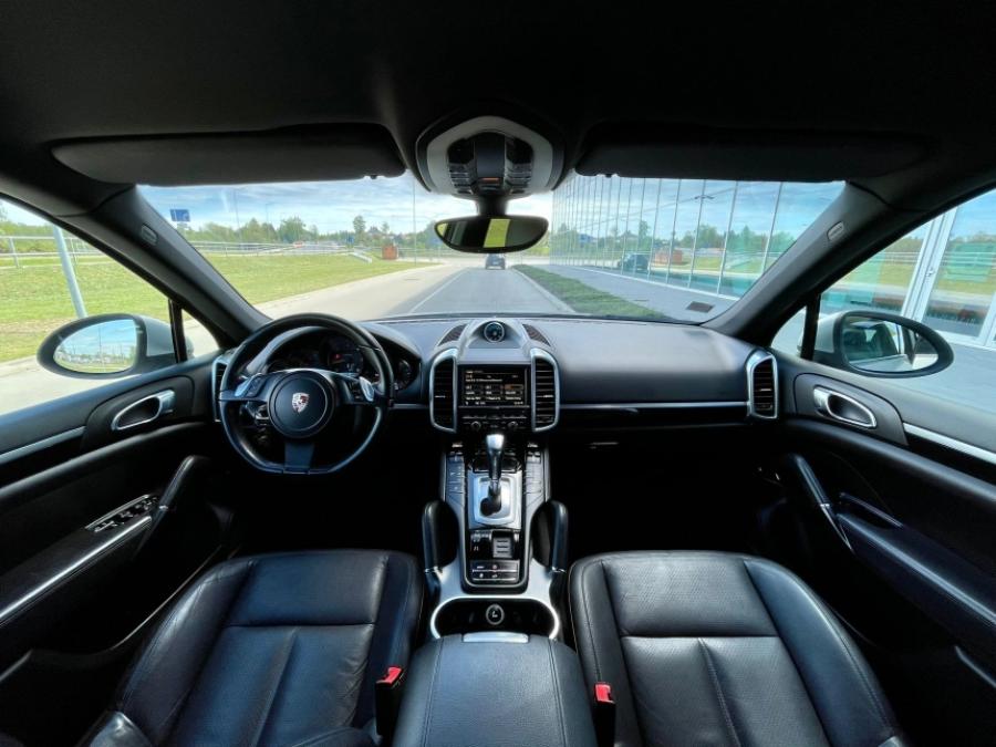 Grey Porsche Cayenne 2011 in Riga, with an engine capacity of 3.00 L and mileage of 253 thousand km for 16990 €, photo 7 on AUTOMOTO.COM.LV