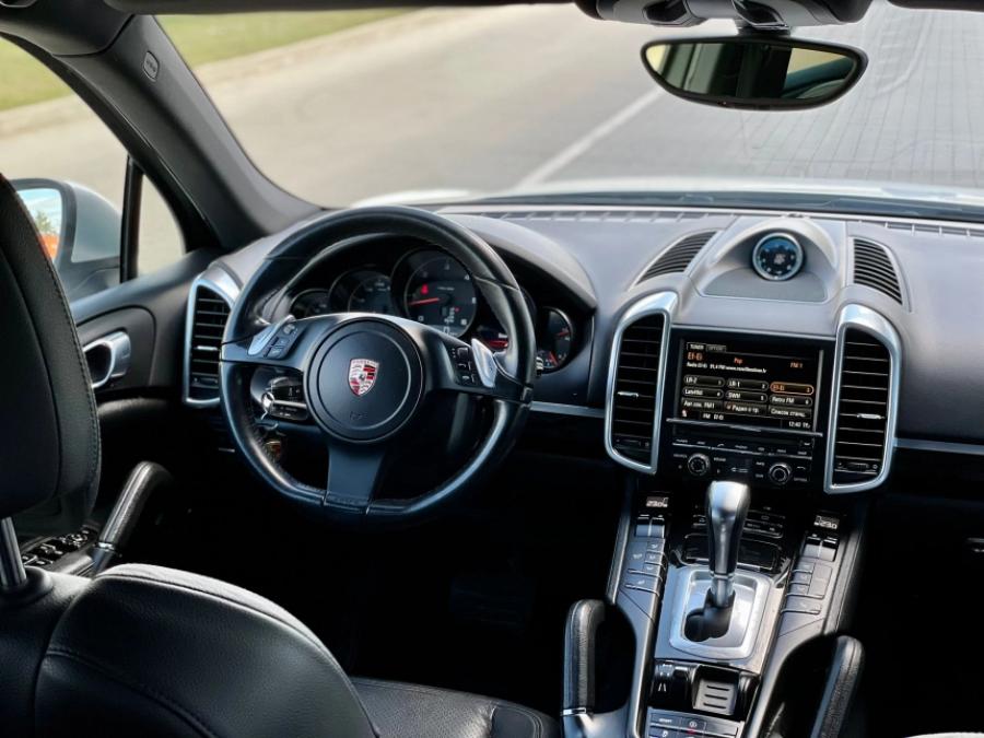 Grey Porsche Cayenne 2011 in Riga, with an engine capacity of 3.00 L and mileage of 253 thousand km for 16990 €, photo 8 on AUTOMOTO.COM.LV