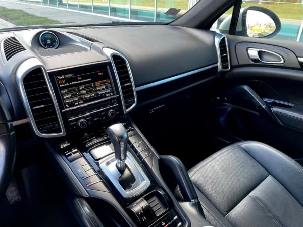 Pelēks Porsche Cayenne 2011 Rīga, ar dzinēja tilpumu 3.00 L un nobraukumu 253 tūkst. km par 16990 €, foto 8 vietnē AUTOMOTO.COM.LV