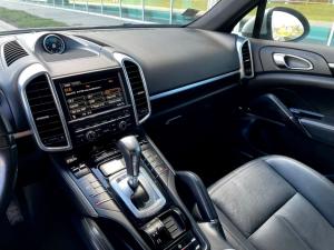 Grey Porsche Cayenne 2011 in Riga, with an engine capacity of 3.00 L and mileage of 253 thousand km for 16990 €, photo 9 on AUTOMOTO.COM.LV