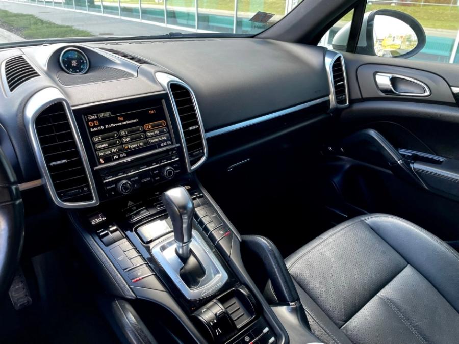 Grey Porsche Cayenne 2011 in Riga, with an engine capacity of 3.00 L and mileage of 253 thousand km for 16990 €, photo 9 on AUTOMOTO.COM.LV