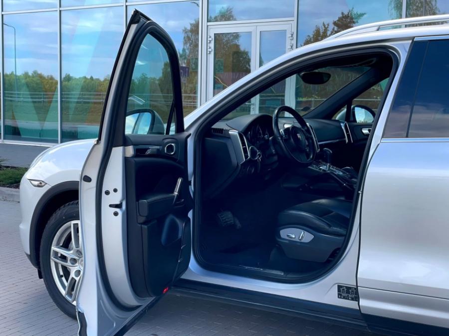 Grey Porsche Cayenne 2011 in Riga, with an engine capacity of 3.00 L and mileage of 253 thousand km for 16990 €, photo 10 on AUTOMOTO.COM.LV