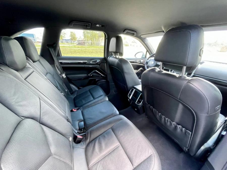Grey Porsche Cayenne 2011 in Riga, with an engine capacity of 3.00 L and mileage of 253 thousand km for 16990 €, photo 12 on AUTOMOTO.COM.LV