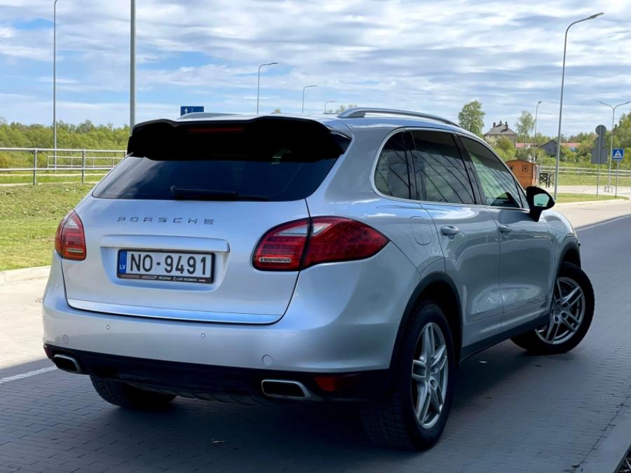 Grey Porsche Cayenne 2011 in Riga, with an engine capacity of 3.00 L and mileage of 253 thousand km for 16990 €, photo 13 on AUTOMOTO.COM.LV