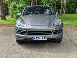 Grey Porsche Cayenne 2011 in Vilnius, with an engine capacity of 4.81 L and mileage of 370 thousand km for 9750 €, photo 3 on AUTOMOTO.COM.LV