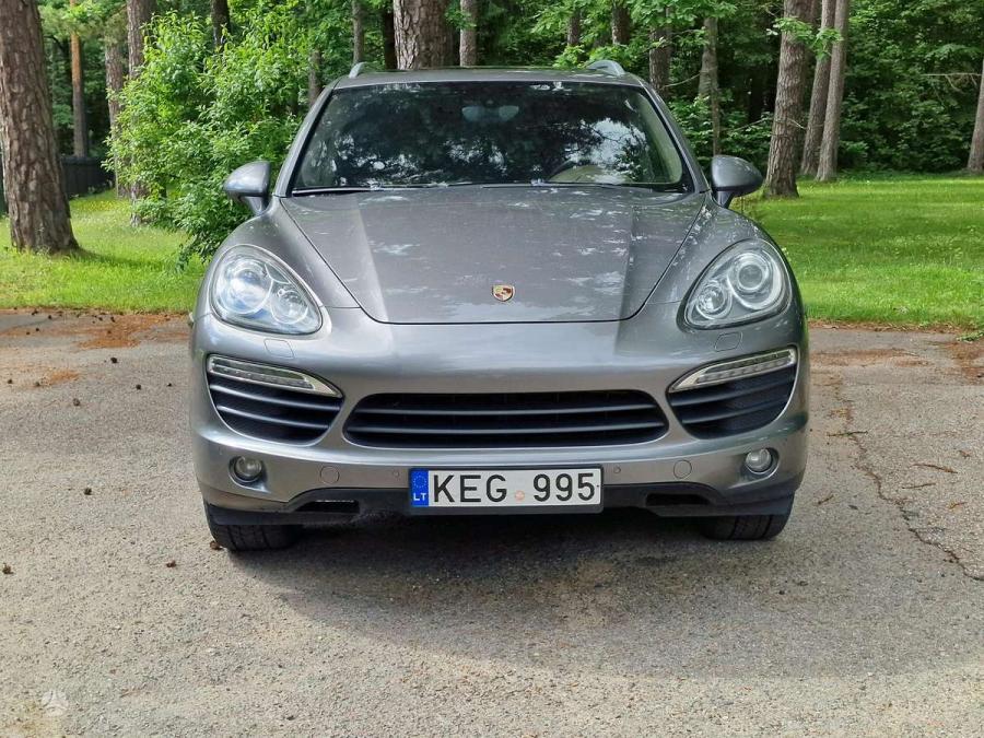Grey Porsche Cayenne 2011 in Vilnius, with an engine capacity of 4.81 L and mileage of 370 thousand km for 9750 €, photo 3 on AUTOMOTO.COM.LV