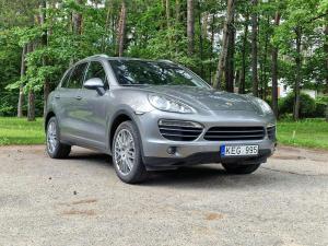 Grey Porsche Cayenne 2011 in Vilnius, with an engine capacity of 4.81 L and mileage of 370 thousand km for 9750 €, photo 4 on AUTOMOTO.COM.LV