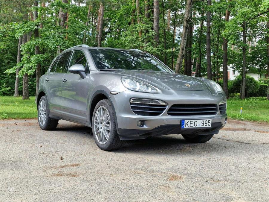 Grey Porsche Cayenne 2011 in Vilnius, with an engine capacity of 4.81 L and mileage of 370 thousand km for 9750 €, photo 4 on AUTOMOTO.COM.LV