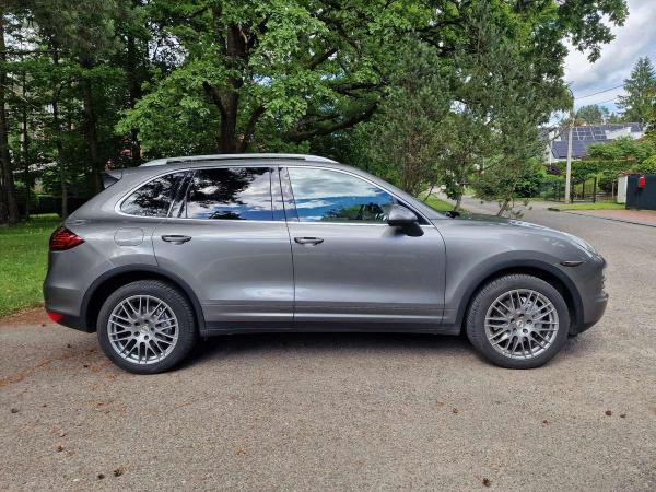 Pelēks Porsche Cayenne 2011 Viļņa, ar dzinēja tilpumu 4.81 L un nobraukumu 370 tūkst. km par 9750 €, foto 4 vietnē AUTOMOTO.COM.LV