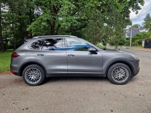 Grey Porsche Cayenne 2011 in Vilnius, with an engine capacity of 4.81 L and mileage of 370 thousand km for 9750 €, photo 5 on AUTOMOTO.COM.LV