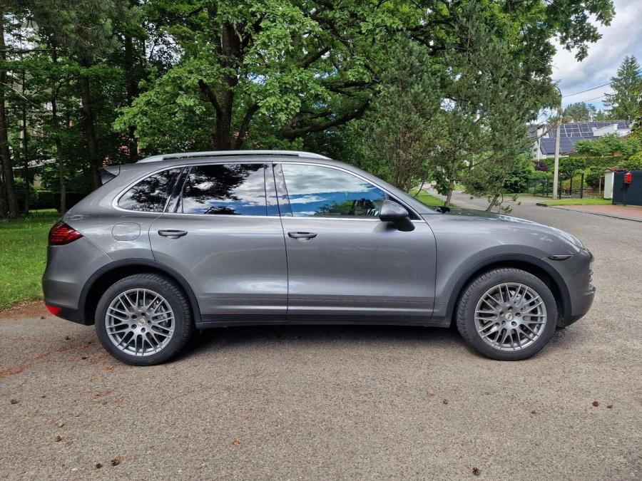 Grey Porsche Cayenne 2011 in Vilnius, with an engine capacity of 4.81 L and mileage of 370 thousand km for 9750 €, photo 5 on AUTOMOTO.COM.LV