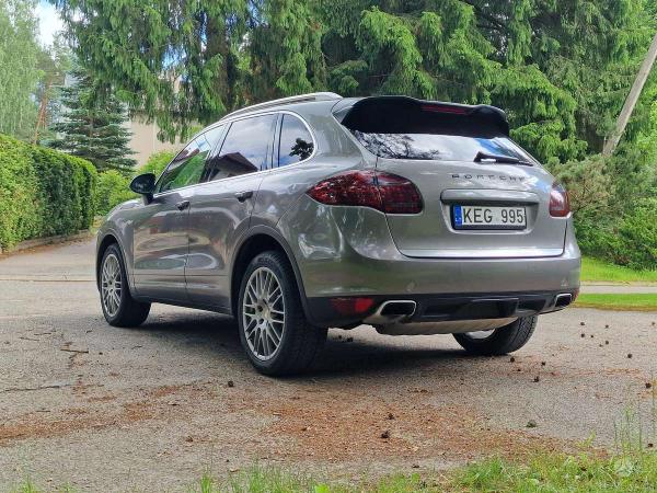 Pelēks Porsche Cayenne 2011 Viļņa, ar dzinēja tilpumu 4.81 L un nobraukumu 370 tūkst. km par 9750 €, foto 7 vietnē AUTOMOTO.COM.LV