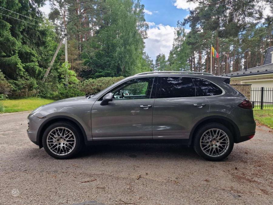 Grey Porsche Cayenne 2011 in Vilnius, with an engine capacity of 4.81 L and mileage of 370 thousand km for 9750 €, photo 9 on AUTOMOTO.COM.LV