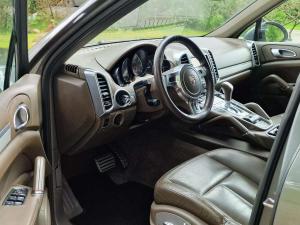 Grey Porsche Cayenne 2011 in Vilnius, with an engine capacity of 4.81 L and mileage of 370 thousand km for 9750 €, photo 10 on AUTOMOTO.COM.LV