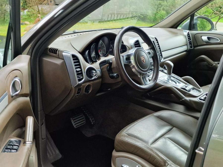 Grey Porsche Cayenne 2011 in Vilnius, with an engine capacity of 4.81 L and mileage of 370 thousand km for 9750 €, photo 10 on AUTOMOTO.COM.LV