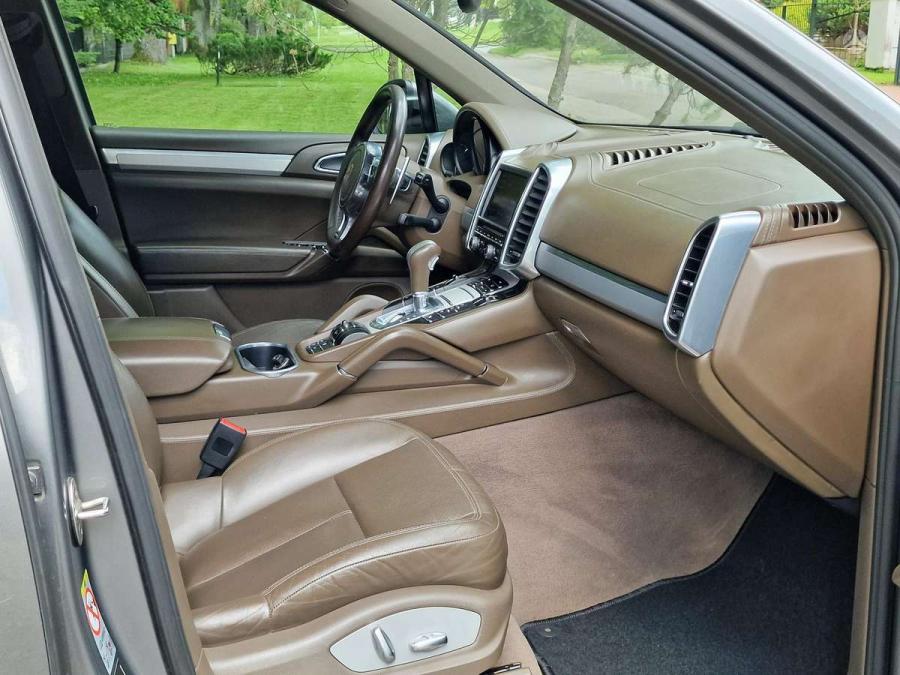 Grey Porsche Cayenne 2011 in Vilnius, with an engine capacity of 4.81 L and mileage of 370 thousand km for 9750 €, photo 11 on AUTOMOTO.COM.LV