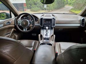 Grey Porsche Cayenne 2011 in Vilnius, with an engine capacity of 4.81 L and mileage of 370 thousand km for 9750 €, photo 12 on AUTOMOTO.COM.LV