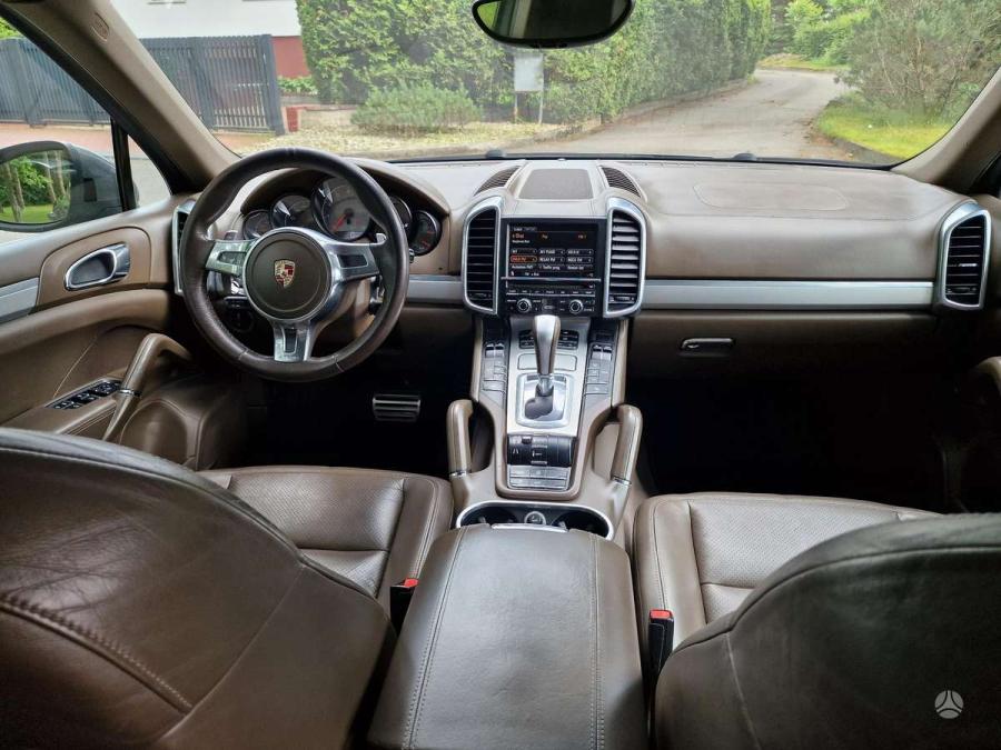 Grey Porsche Cayenne 2011 in Vilnius, with an engine capacity of 4.81 L and mileage of 370 thousand km for 9750 €, photo 12 on AUTOMOTO.COM.LV