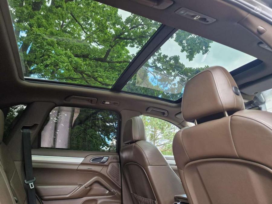 Grey Porsche Cayenne 2011 in Vilnius, with an engine capacity of 4.81 L and mileage of 370 thousand km for 9750 €, photo 15 on AUTOMOTO.COM.LV
