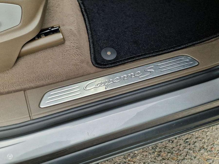 Grey Porsche Cayenne 2011 in Vilnius, with an engine capacity of 4.81 L and mileage of 370 thousand km for 9750 €, photo 16 on AUTOMOTO.COM.LV