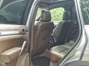 Grey Porsche Cayenne 2011 in Vilnius, with an engine capacity of 4.81 L and mileage of 370 thousand km for 9750 €, photo 17 on AUTOMOTO.COM.LV