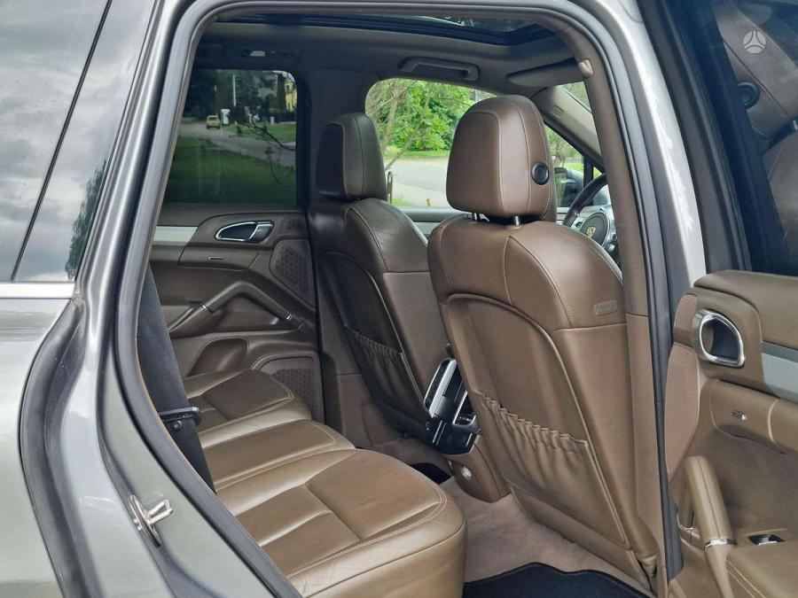 Grey Porsche Cayenne 2011 in Vilnius, with an engine capacity of 4.81 L and mileage of 370 thousand km for 9750 €, photo 18 on AUTOMOTO.COM.LV