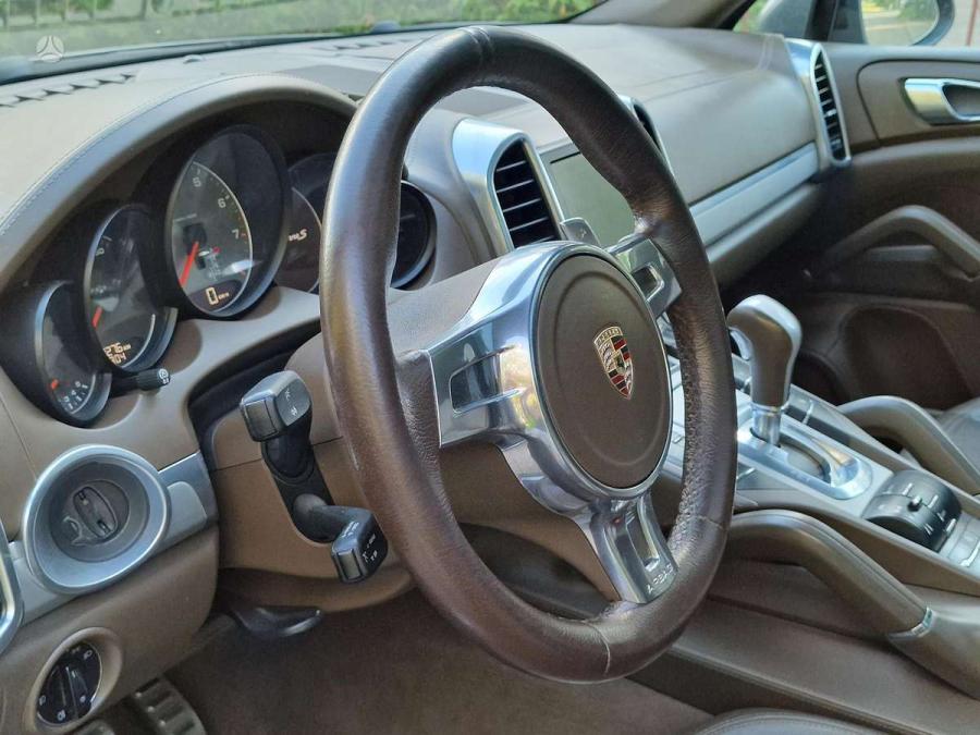Grey Porsche Cayenne 2011 in Vilnius, with an engine capacity of 4.81 L and mileage of 370 thousand km for 9750 €, photo 22 on AUTOMOTO.COM.LV