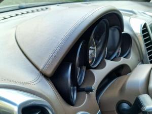 Grey Porsche Cayenne 2011 in Vilnius, with an engine capacity of 4.81 L and mileage of 370 thousand km for 9750 €, photo 23 on AUTOMOTO.COM.LV
