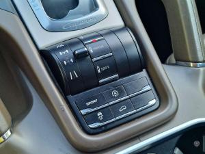 Grey Porsche Cayenne 2011 in Vilnius, with an engine capacity of 4.81 L and mileage of 370 thousand km for 9750 €, photo 24 on AUTOMOTO.COM.LV
