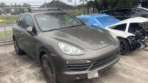 Pelēks Porsche Cayenne 2011 Viļņa, ar dzinēja tilpumu 3.00 L un nobraukumu 291 tūkst. km par 7400 €, foto 3 vietnē AUTOMOTO.COM.LV