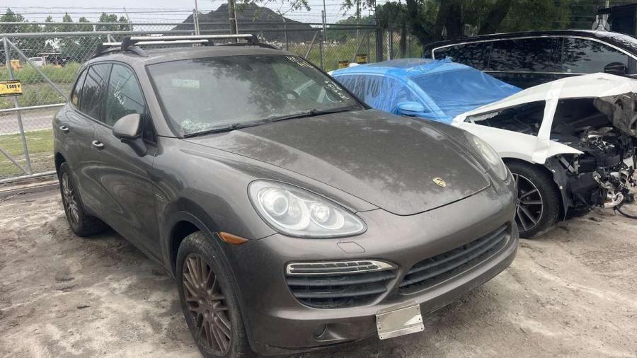 Pelēks Porsche Cayenne 2011 Viļņa, ar dzinēja tilpumu 3.00 L un nobraukumu 291 tūkst. km par 7400 €, foto 3 vietnē AUTOMOTO.COM.LV