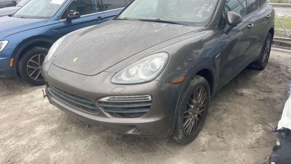 Grey Porsche Cayenne 2011 in Vilnius, with an engine capacity of 3.00 L and mileage of 291 thousand km for 7400 €, photo 4 on AUTOMOTO.COM.LV