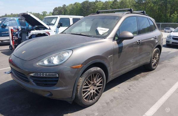 Grey Porsche Cayenne 2011 in Vilnius, with an engine capacity of 3.00 L and mileage of 291 thousand km for 7400 €, photo 5 on AUTOMOTO.COM.LV