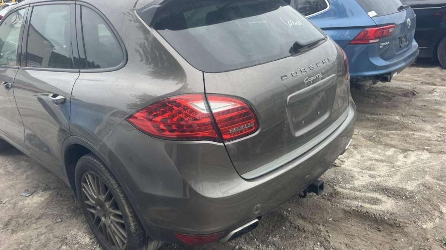 Pelēks Porsche Cayenne 2011 Viļņa, ar dzinēja tilpumu 3.00 L un nobraukumu 291 tūkst. km par 7400 €, foto 9 vietnē AUTOMOTO.COM.LV