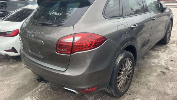 Grey Porsche Cayenne 2011 in Vilnius, with an engine capacity of 3.00 L and mileage of 291 thousand km for 7400 €, photo 10 on AUTOMOTO.COM.LV