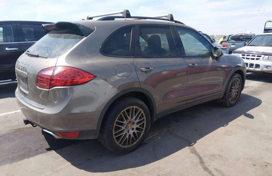 Pelēks Porsche Cayenne 2011 Viļņa, ar dzinēja tilpumu 3.00 L un nobraukumu 291 tūkst. km par 7400 €, foto 12 vietnē AUTOMOTO.COM.LV