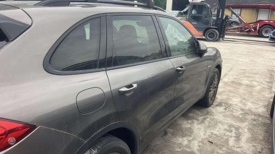 Pelēks Porsche Cayenne 2011 Viļņa, ar dzinēja tilpumu 3.00 L un nobraukumu 291 tūkst. km par 7400 €, foto 13 vietnē AUTOMOTO.COM.LV